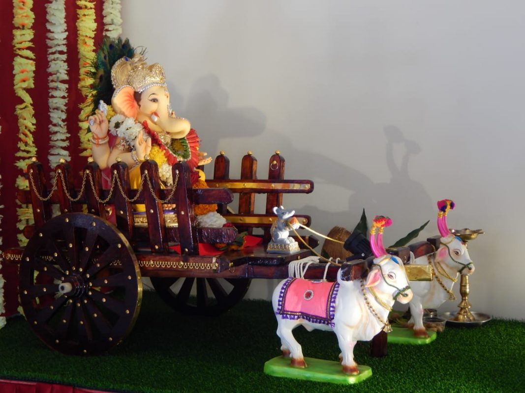 " बैलगाडीत स्वार झालेले | Ganapati Bappa Morya